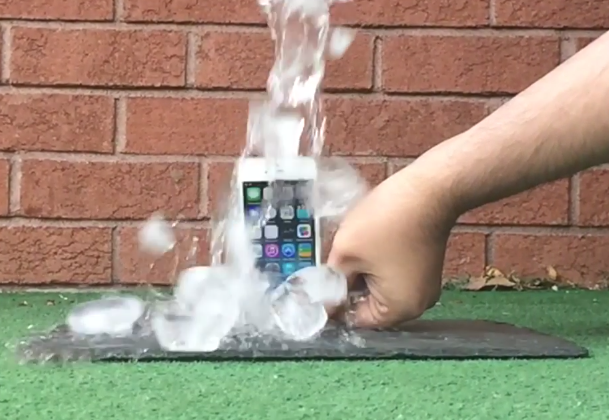 iPhone 5s ส่งคลิปราดน้ำแข็ง รับคำท้า Samsung Galaxy S5 [ชมคลิป]