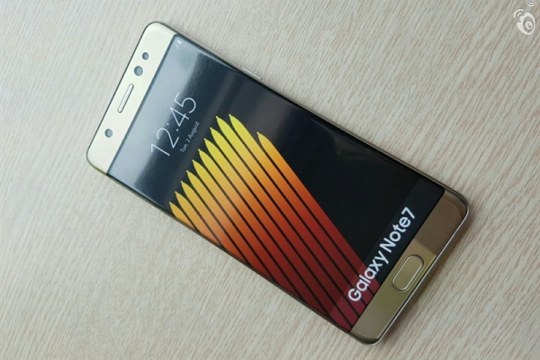 ดูกันชัด ๆ Samsung Galaxy Note7 ตัวเครื่องสีทองงาม ๆ ก่อนเปิดตัวคืนนี้!