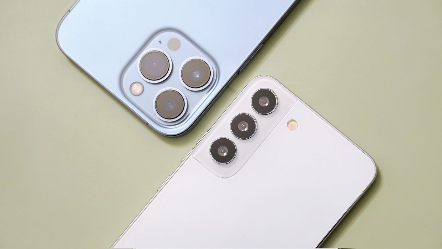 อย่างงาม! ชมภาพเปรียบเทียบเครื่องดัมมี่ Galaxy S22 vs iPhone 13 Pro Max