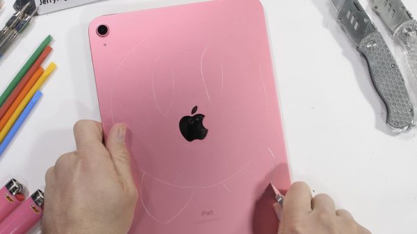 ไม่รอดอีกแล้ว! iPad รุ่นที่ 10 ถูกทดสอบโหดโดย JerryRigEverything พบเครื่องโดนแรงบิดจนงอ ...